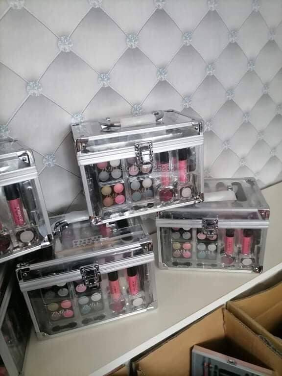 Прозрачно куфарче с гримове Парфюмерия и козметични продукти София