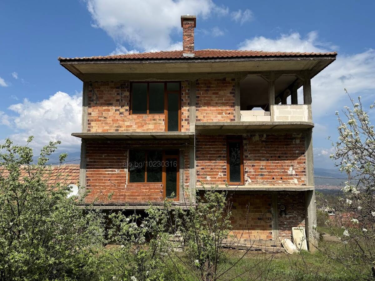 Триетажна къща за продажба в село Коларово, община Петрич Триетажна ...